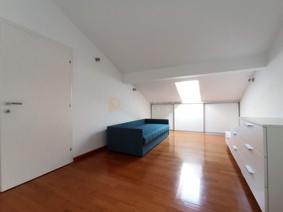 SAMOBOR, Mala Rakovica, moderna kuća, dva stana 550 m2, vrt, parking ...