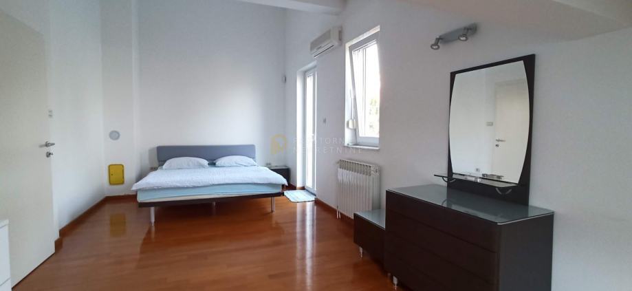 SAMOBOR, Mala Rakovica, moderna kuća, dva stana 550 m2, vrt, parking ...