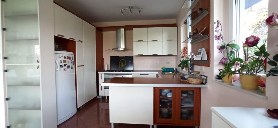 SAMOBOR, Mala Rakovica, moderna kuća, dva stana 550 m2, vrt, parking ...