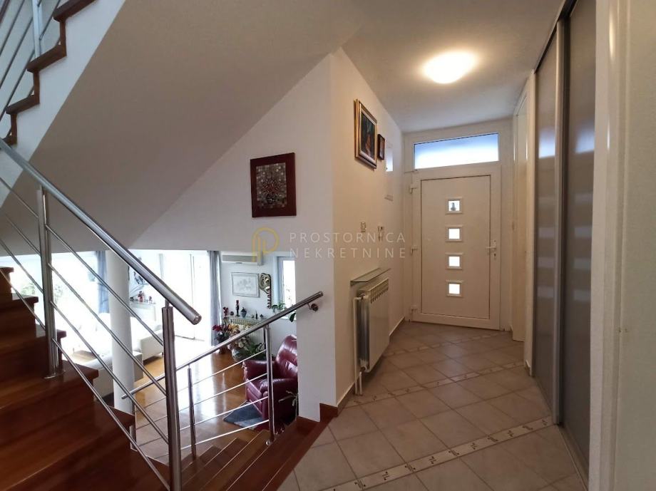 SAMOBOR, Mala Rakovica, moderna kuća, dva stana 550 m2, vrt, parking ...