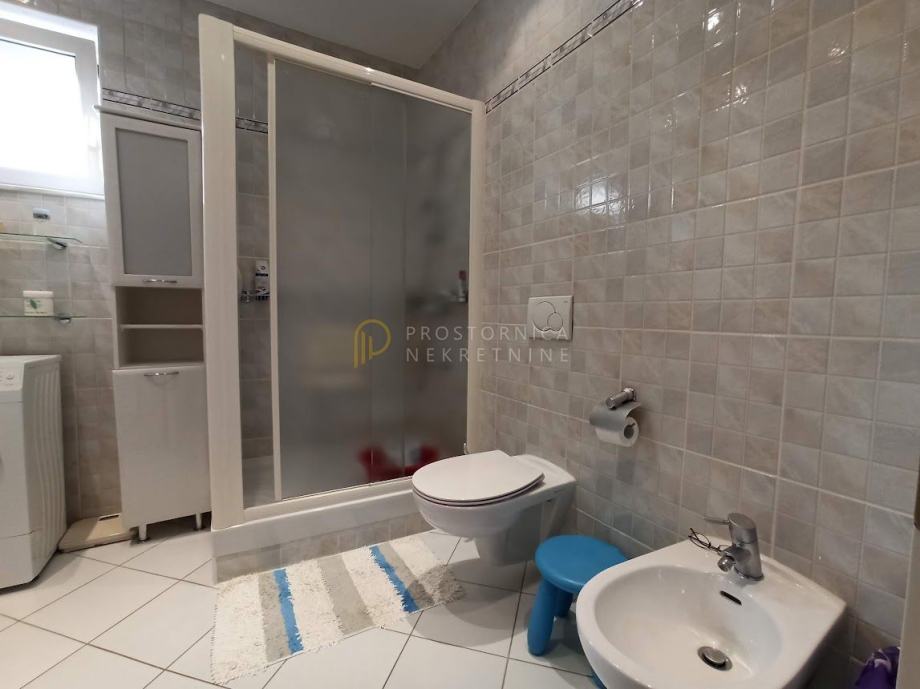 SAMOBOR, Mala Rakovica, moderna kuća, dva stana 550 m2, vrt, parking ...