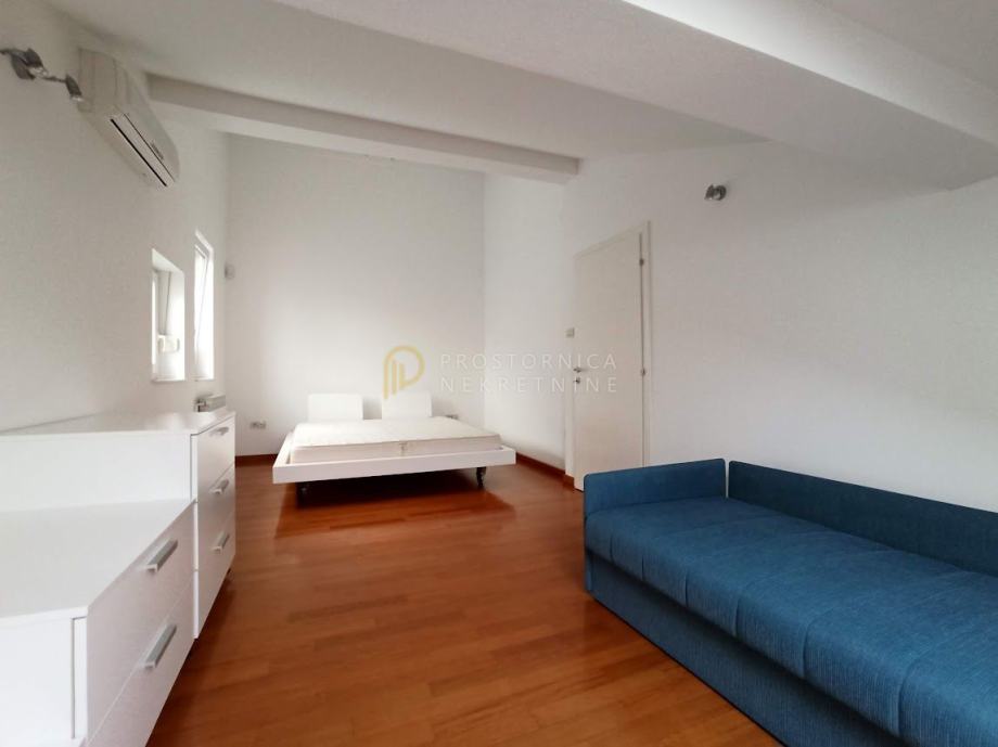 SAMOBOR, Mala Rakovica, moderna kuća, dva stana 550 m2, vrt, parking ...