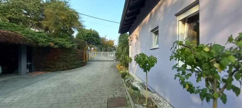 SAMOBOR, Mala Rakovica, moderna kuća, dva stana 550 m2, vrt, parking ...