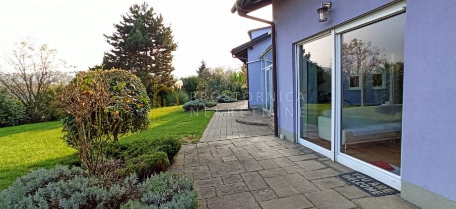 SAMOBOR, Mala Rakovica, moderna kuća, dva stana 550 m2, vrt, parking ...