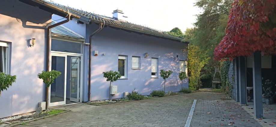 SAMOBOR, Mala Rakovica, moderna kuća, dva stana 550 m2, vrt, parking ...