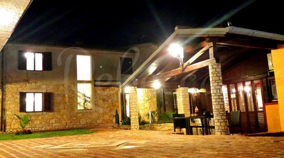 Samostojeća komforna kuća za odmor s bazenom (prodaja)