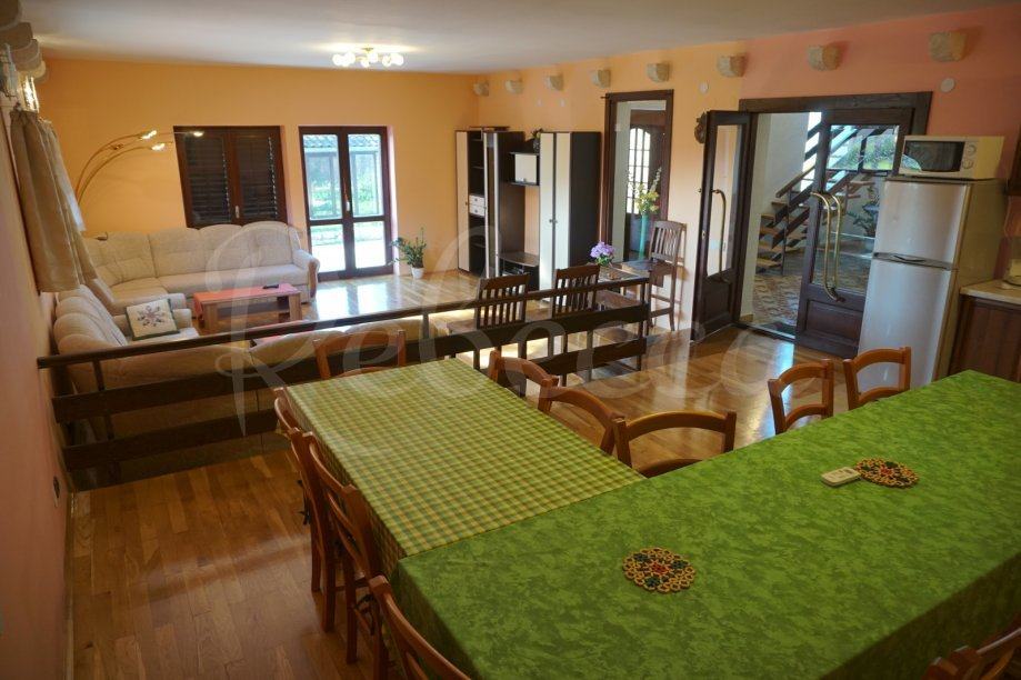 Samostojeća komforna kuća za odmor s bazenom (prodaja)