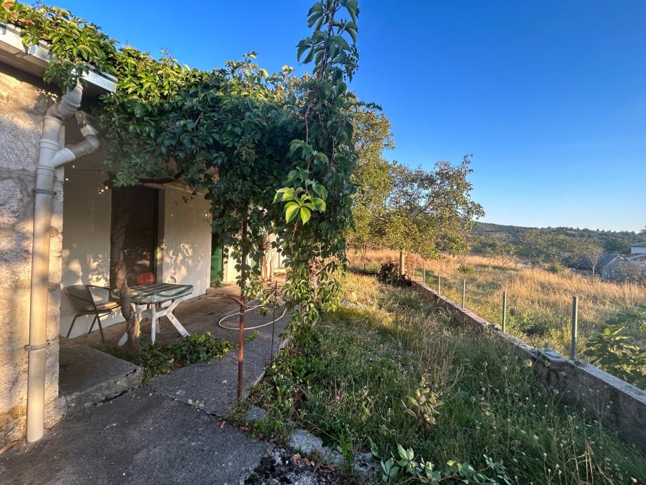 Samostojeća kuća i parcela od 3000m2 - Ogorje, Muć (prodaja)