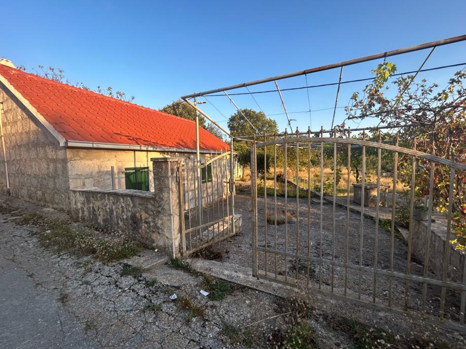 Samostojeća kuća i parcela od 3000m2 - Ogorje, Muć (prodaja)