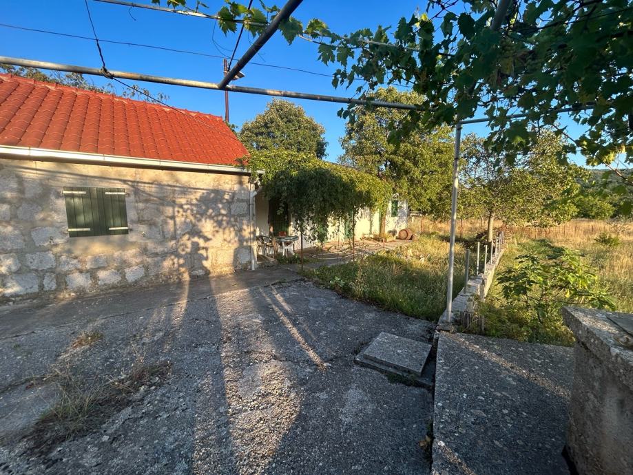 Samostojeća kuća i parcela od 3000m2 - Ogorje, Muć (prodaja)