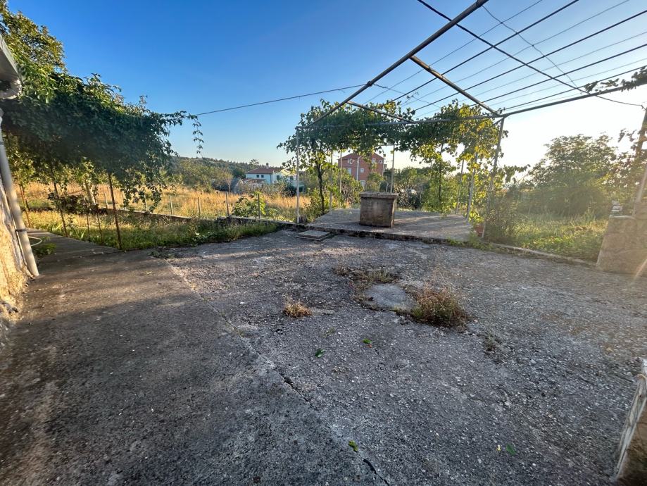 Samostojeća kuća i parcela od 3000m2 - Ogorje, Muć (prodaja)