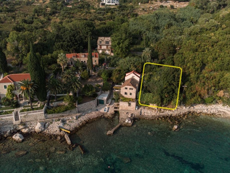 Samostojeća kuća za renovaciju u Platu / PRVI RED UZ MORE (prodaja)