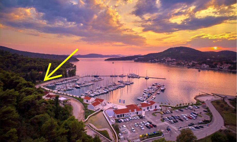 Zemljište u Slanom s kućicom 1. red do mora