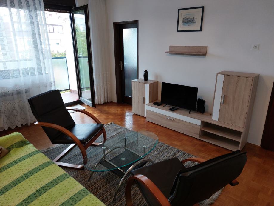 Soba 22 m2 s balkonom, u 2-sobnom stanu- TRAŽIM CIMERA u stan od 63 m ...