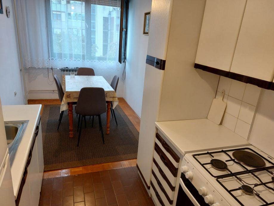 Soba 22 m2 s balkonom, u 2-sobnom stanu- TRAŽIM CIMERA u stan od 63 m ...