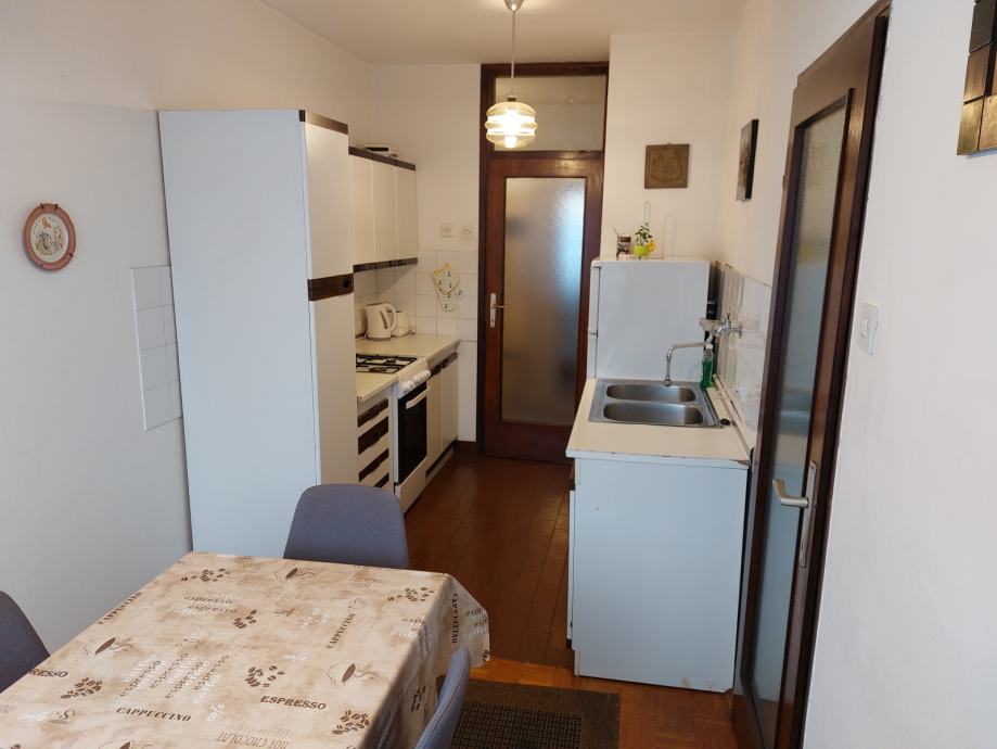 Soba 22 m2 s balkonom, u 2-sobnom stanu- TRAŽIM CIMERA u stan od 63 m ...