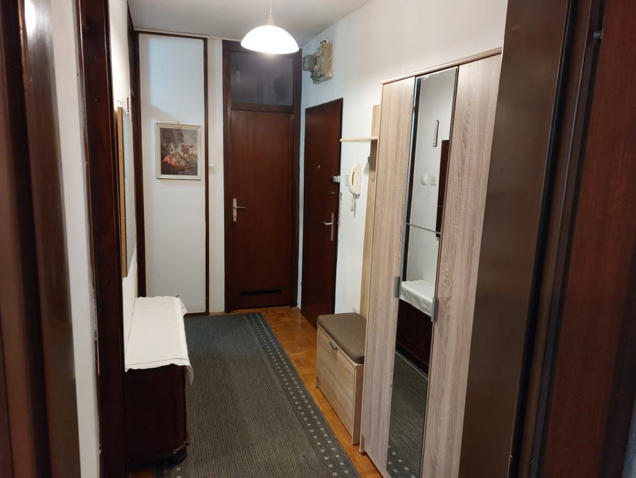 Soba 22 m2 s balkonom, u 2-sobnom stanu- TRAŽIM CIMERA u stan od 63 m ...