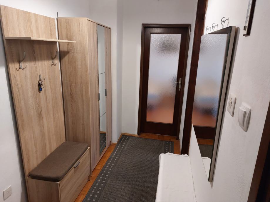 Soba 22 m2 s balkonom, u 2-sobnom stanu- TRAŽIM CIMERA u stan od 63 m ...