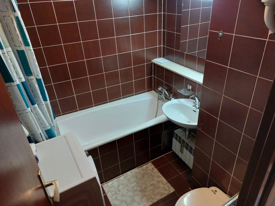 Soba 22 m2 s balkonom, u 2-sobnom stanu- TRAŽIM CIMERA u stan od 63 m ...