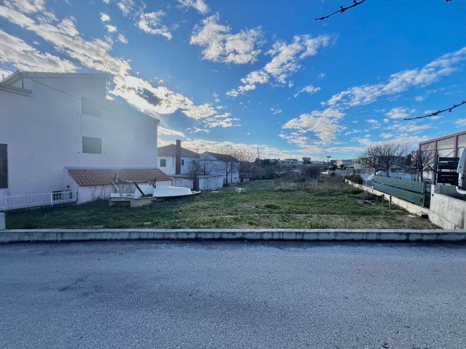 ***Solin - građ. zemljište - 1371m2***
