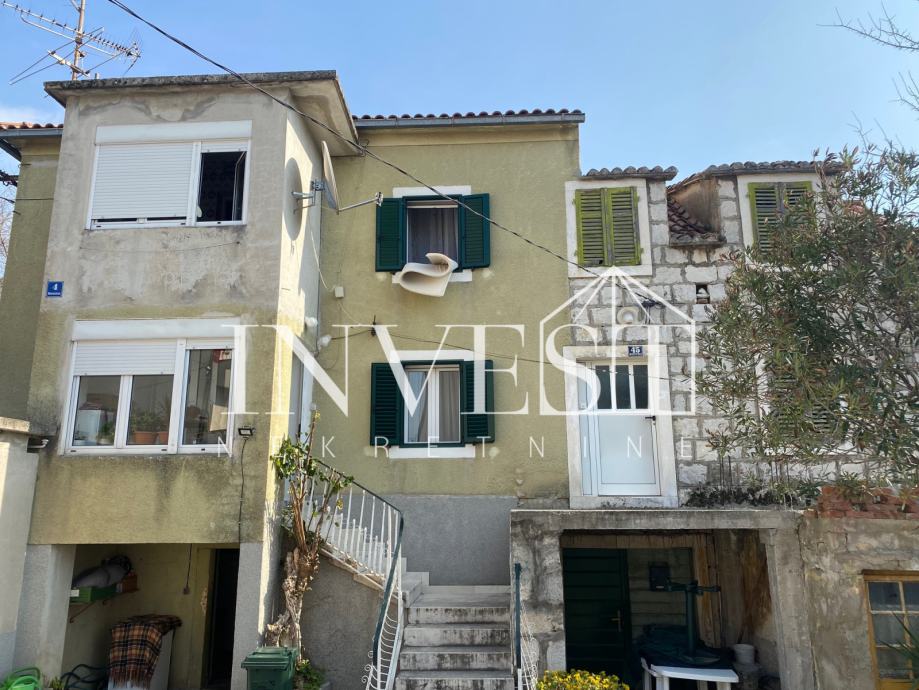 SOLIN, KUĆA SA DVORIŠTEM I GARAŽOM (prodaja)