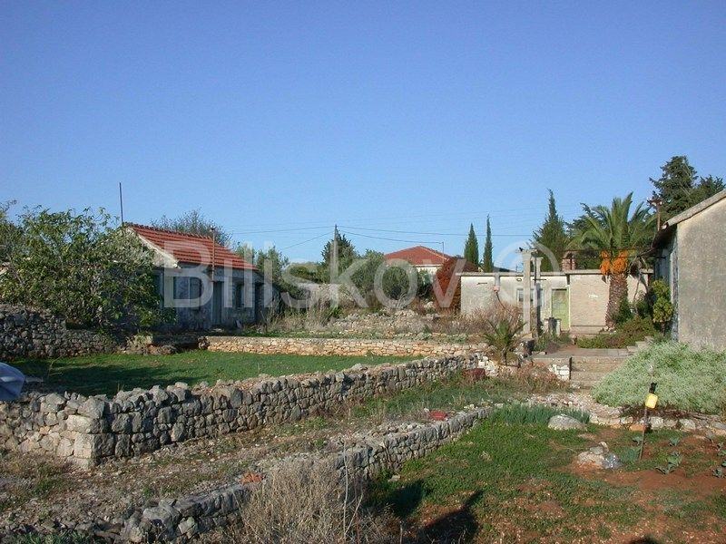 ŠOLTA, GROHOTE- parcela 2000m2 i tri ruševne kućice (prodaja)