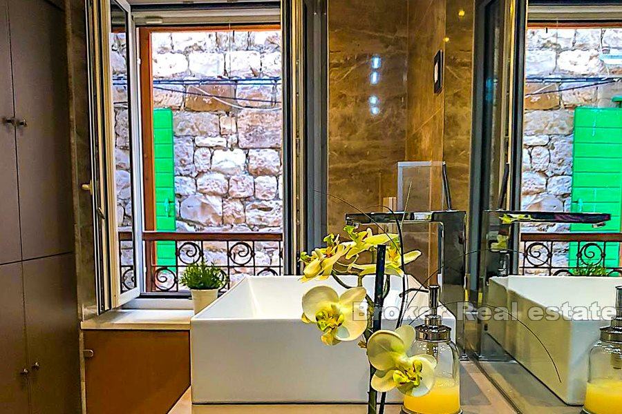 ***Split centar, Luksuzni stan u Dioklecijanovoj palači*** (prodaja)