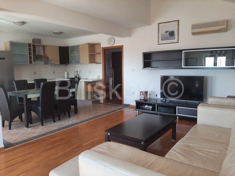 Split Gipe dvoetažan stan najam (iznajmljivanje)