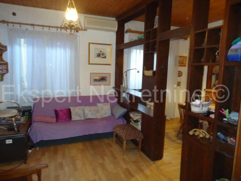 Split, Manuš, dvosoban stan 85m2 , visoki plafoni, 1 kat (prodaja)
