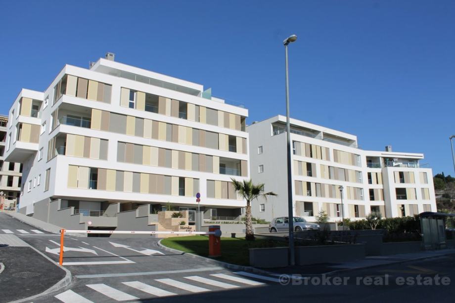 ***SPLIT, NOVOGRADNJA, 2-s stan,81m2+7m2 terase(JUG)-OTVOREN POGLED ...