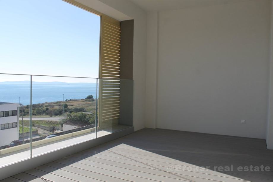 ***SPLIT, NOVOGRADNJA, 2-s stan,81m2+7m2 terase(JUG)-OTVOREN POGLED ...