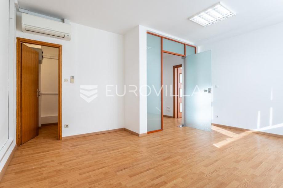 Split, odličan ured na dvije etaže s pogledom na grad (iznajmljivanje)