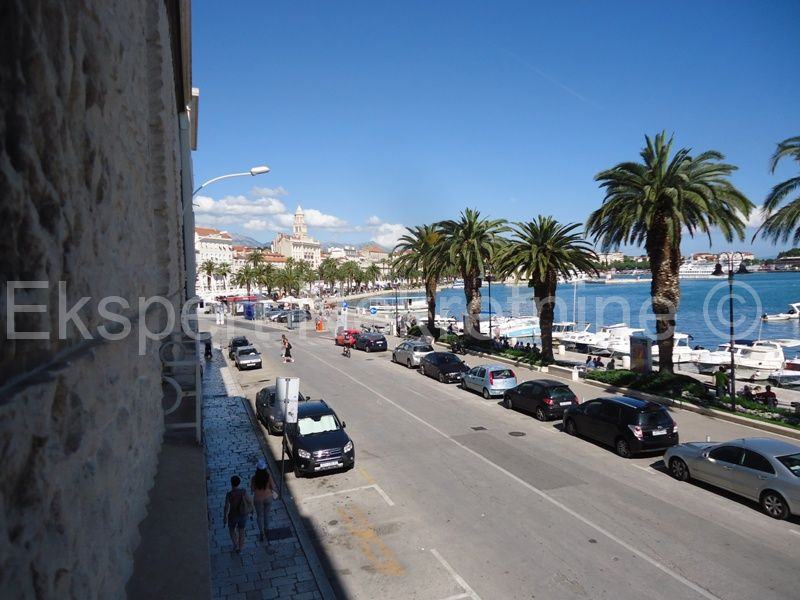 Split, Riva, trosoban stan 82m2, otvoren pogled na grad.luku (prodaja)