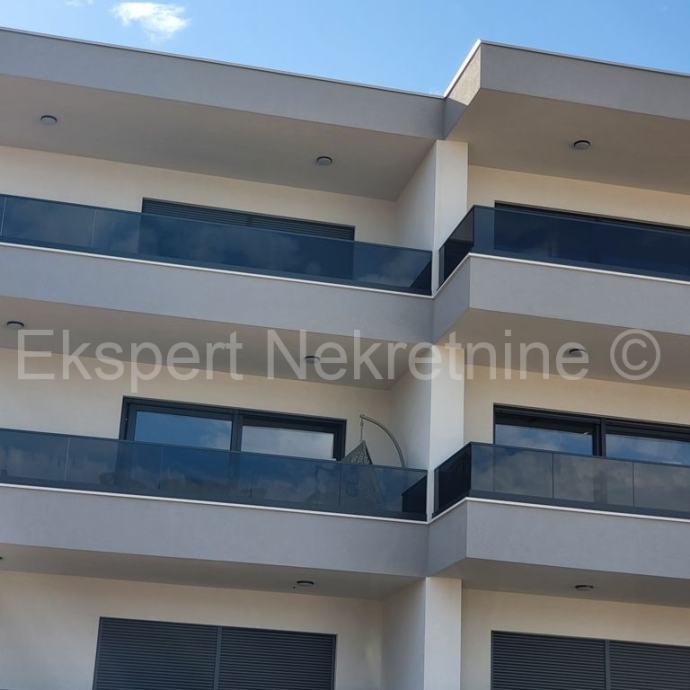 Split,Slatine,3-soban stan 100 m2+ 60m2 krovne terase,pogled na more ...