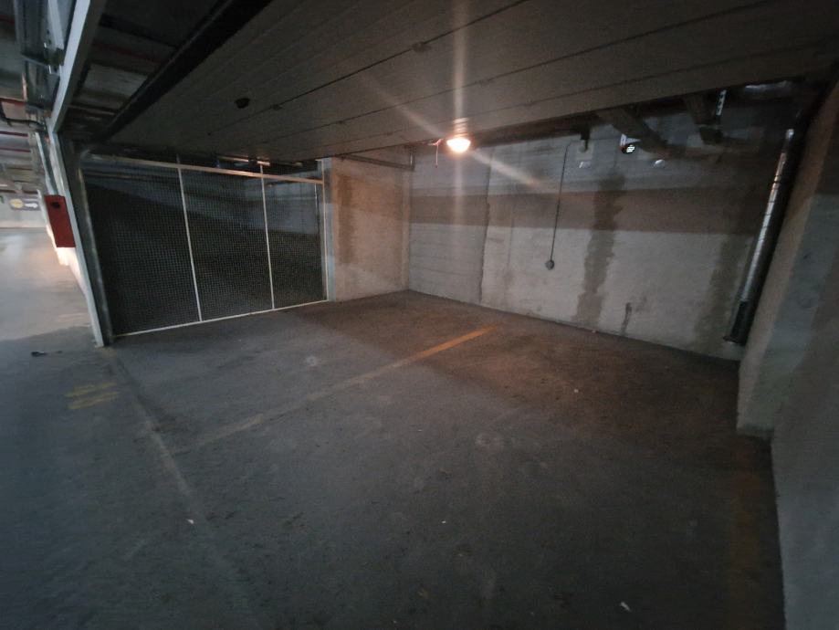 SPLIT, SPINUT, DVOSTRUKO GARAZNO MJESTO SA ROLO VRATIMA ZA NAJAM ...