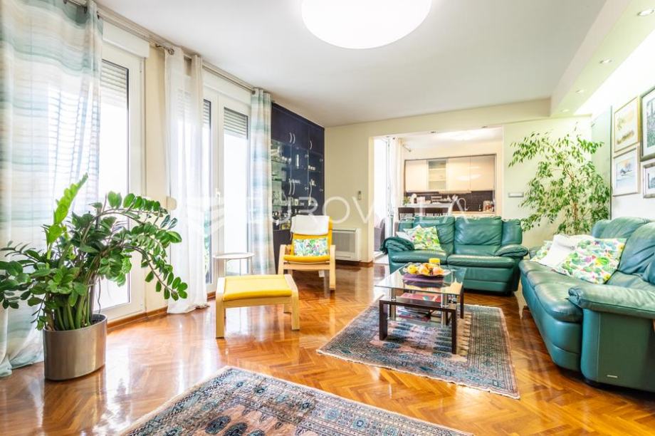 Split, Trstenik, prekrasan trosoban stan na odličnoj lokaciji (prodaja)