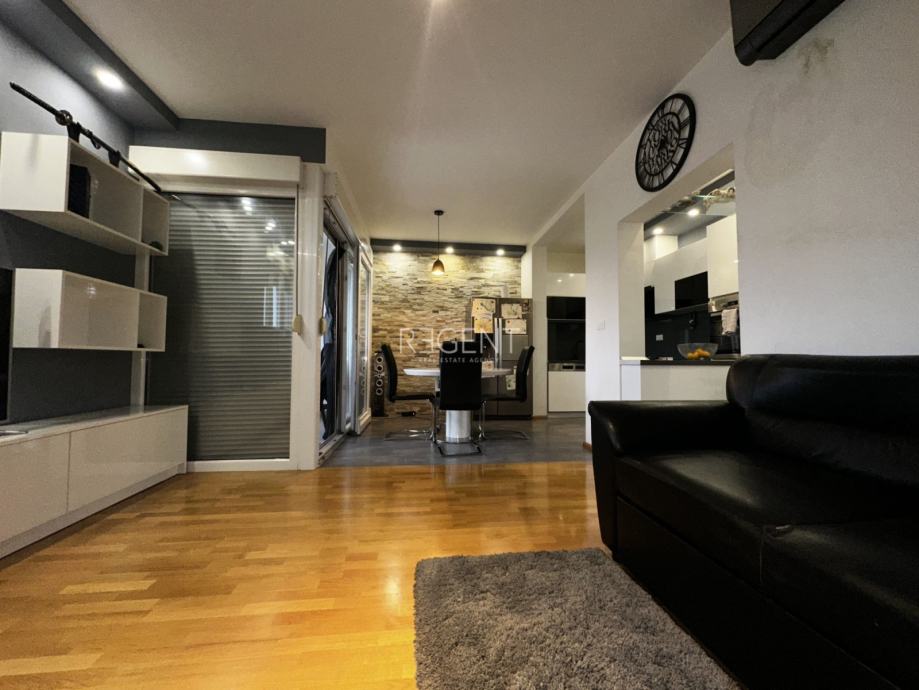 Split, Žnjan - Dvosoban stan 76 m2, prvi red do mora (prodaja)