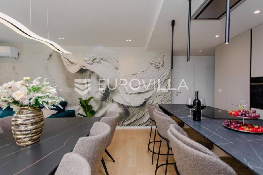 Split, Žnjan, luksuzno uređen dvosoban stan s jacuzzijem (iznajmljivanje)