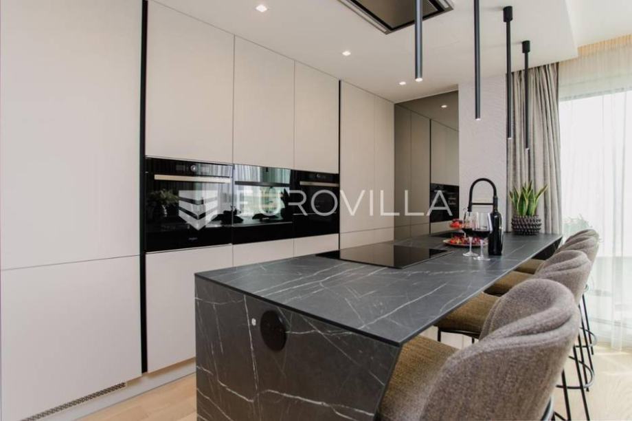 Split, Žnjan, luksuzno uređen dvosoban stan s jacuzzijem (iznajmljivanje)