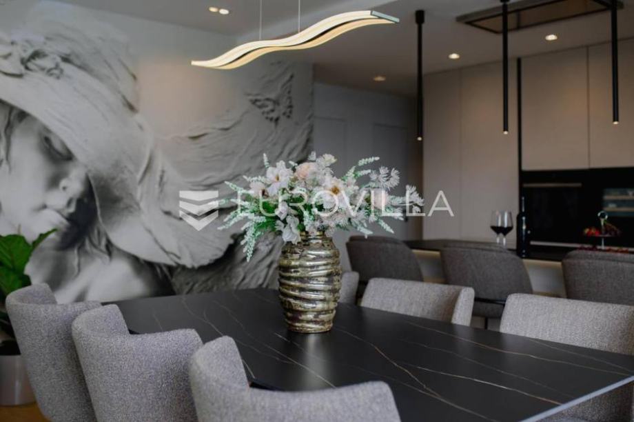 Split, Žnjan, luksuzno uređen dvosoban stan s jacuzzijem (iznajmljivanje)