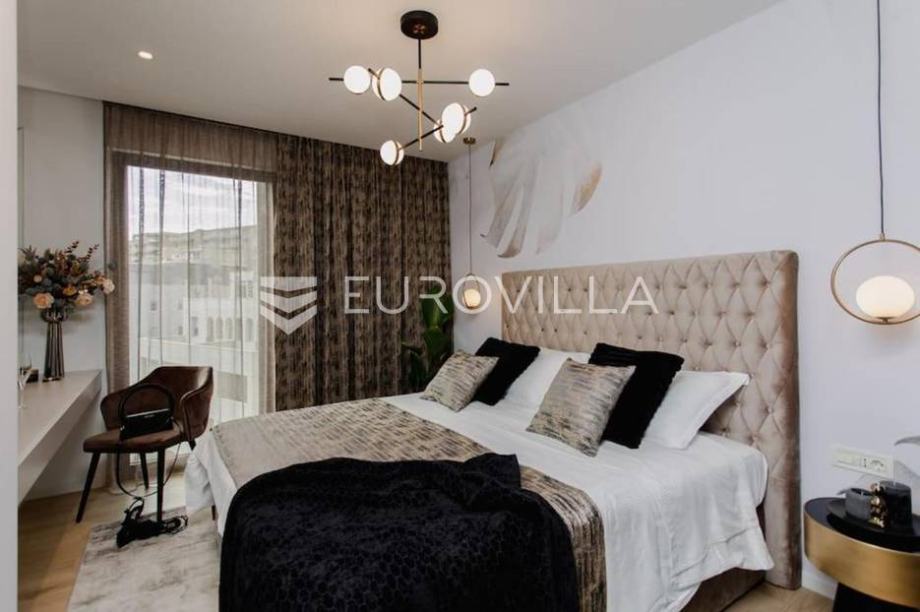 Split, Žnjan, luksuzno uređen dvosoban stan s jacuzzijem (iznajmljivanje)