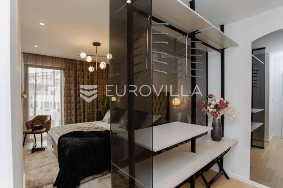 Split, Žnjan, luksuzno uređen dvosoban stan s jacuzzijem (iznajmljivanje)