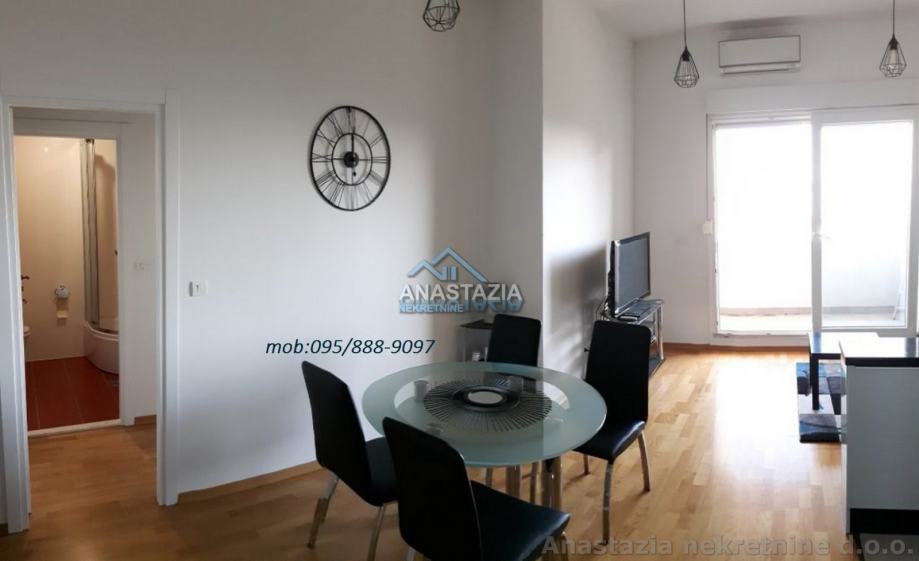 SPLIT ŽNJAN (NOVOGRADNJA) JEDNOSOBAN MODERNO OPREMLJEN STAN 55M2 ...