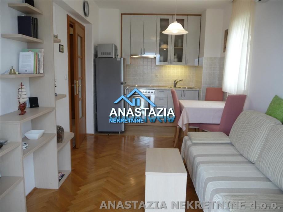 SPLIT ŽNJAN JEDNOSOBAN NOVIJE OPREMLJEN STAN 40M2 NA DUŽE VRIJEME ...