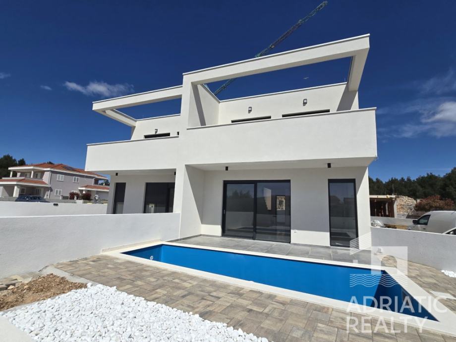 Srima, Vodice, moderna dvojna kuća s bazenom-useljenje proljeće 2025 ...
