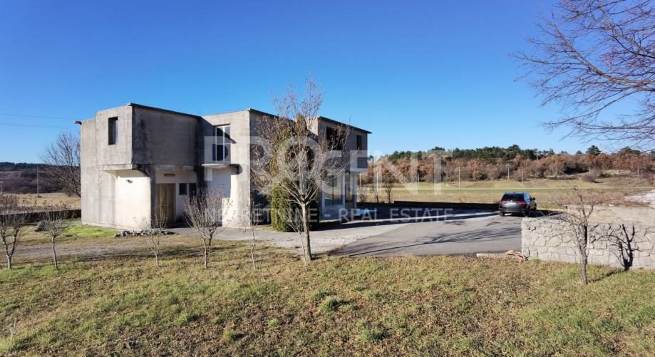 Stambeno-poslovna zgrada (Buzet okolica) (prodaja)