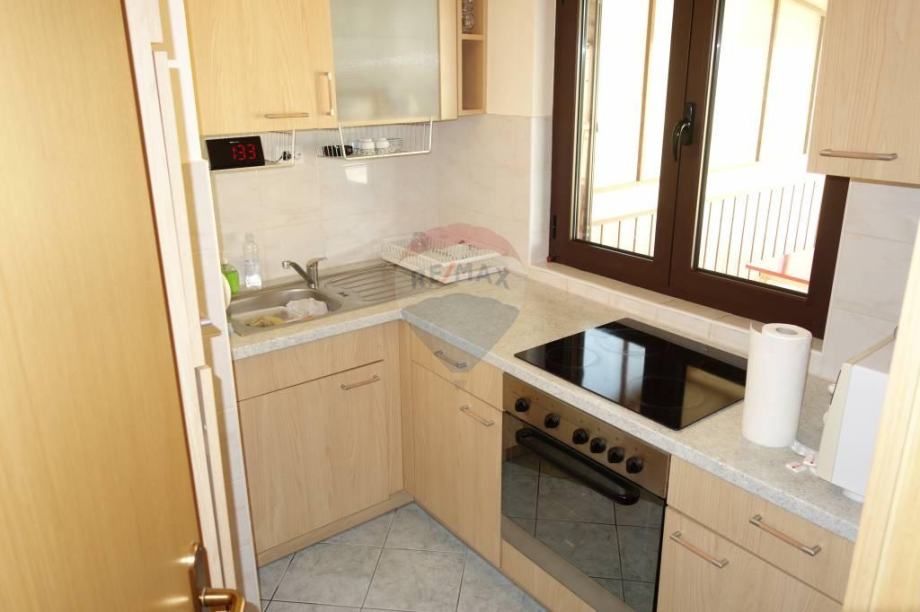 STAN 65 m2, SA PREKRASNIM POGLEDOM, TERASOM, VRTOM I PARKINGOM (prodaja)