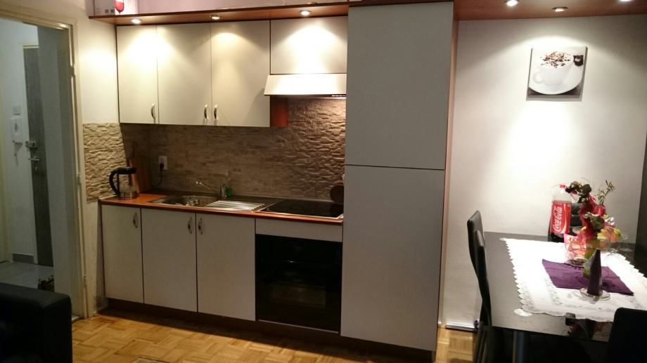 Stan: Centar, 30 m2 Potpuno adaptiran i namješten (prodaja)