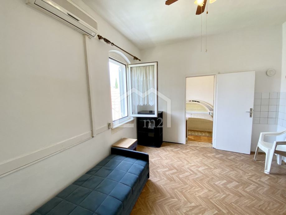 STAN U CENTRU - VISOKI PLAFONI (prodaja)