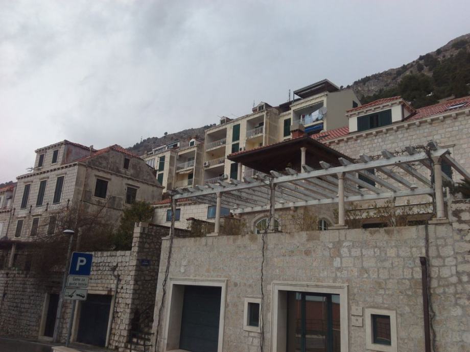 EKSKLUZIVNO STAN U DUBROVNIKU S POGLEDOM NA STARI GRAD I LOKRUM (prodaja)